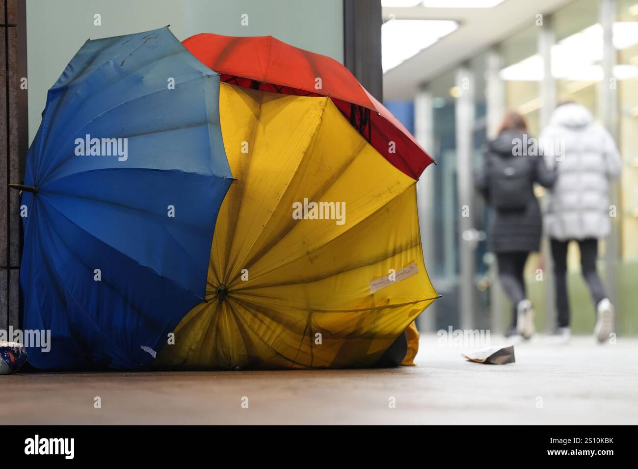 Hamburg, Germany. 30th Dec, 2024. A homeless man protects his sleeping ...