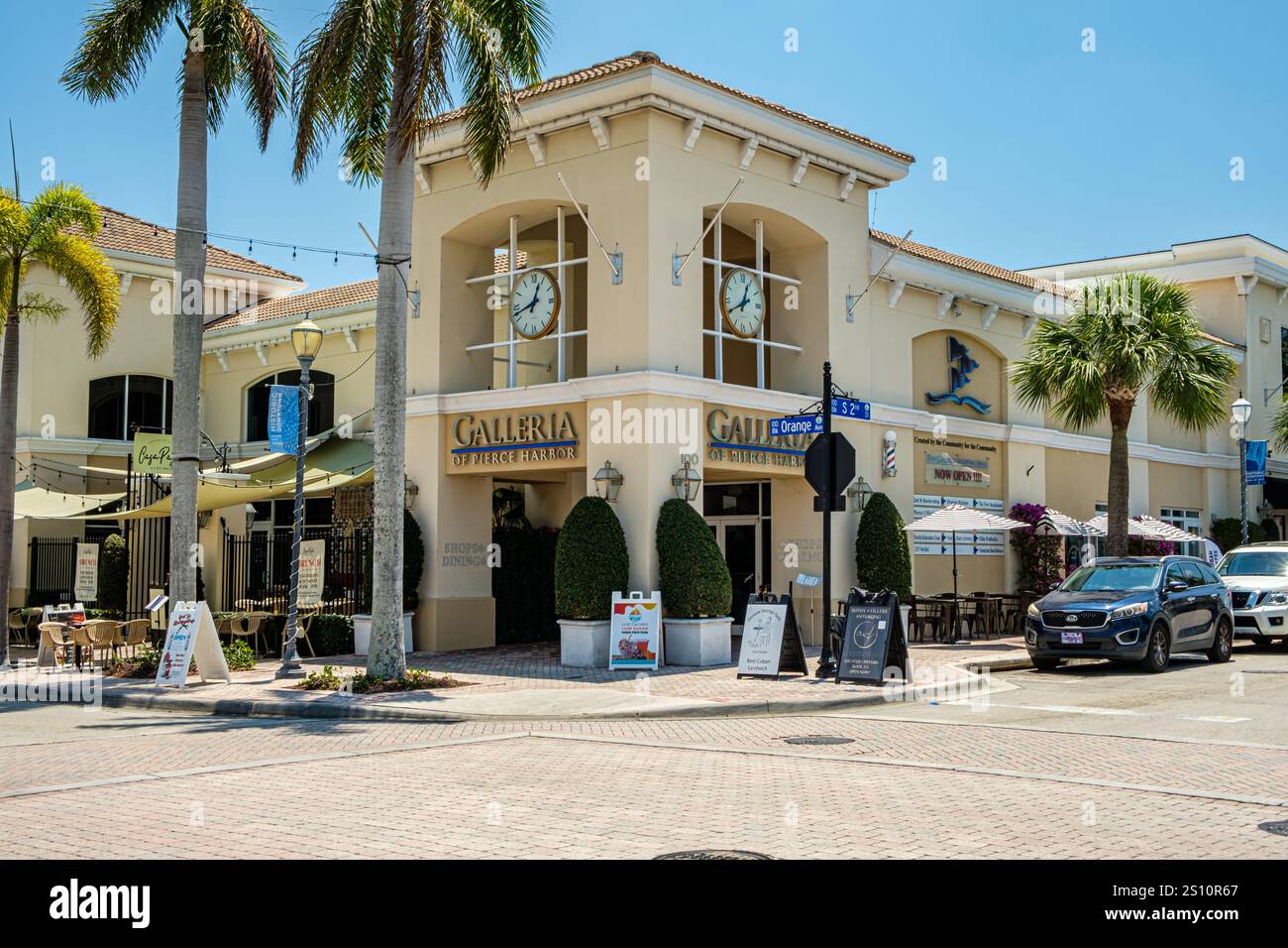 Galleria of pierce harbor shopping mall hi-res stock photography and ...