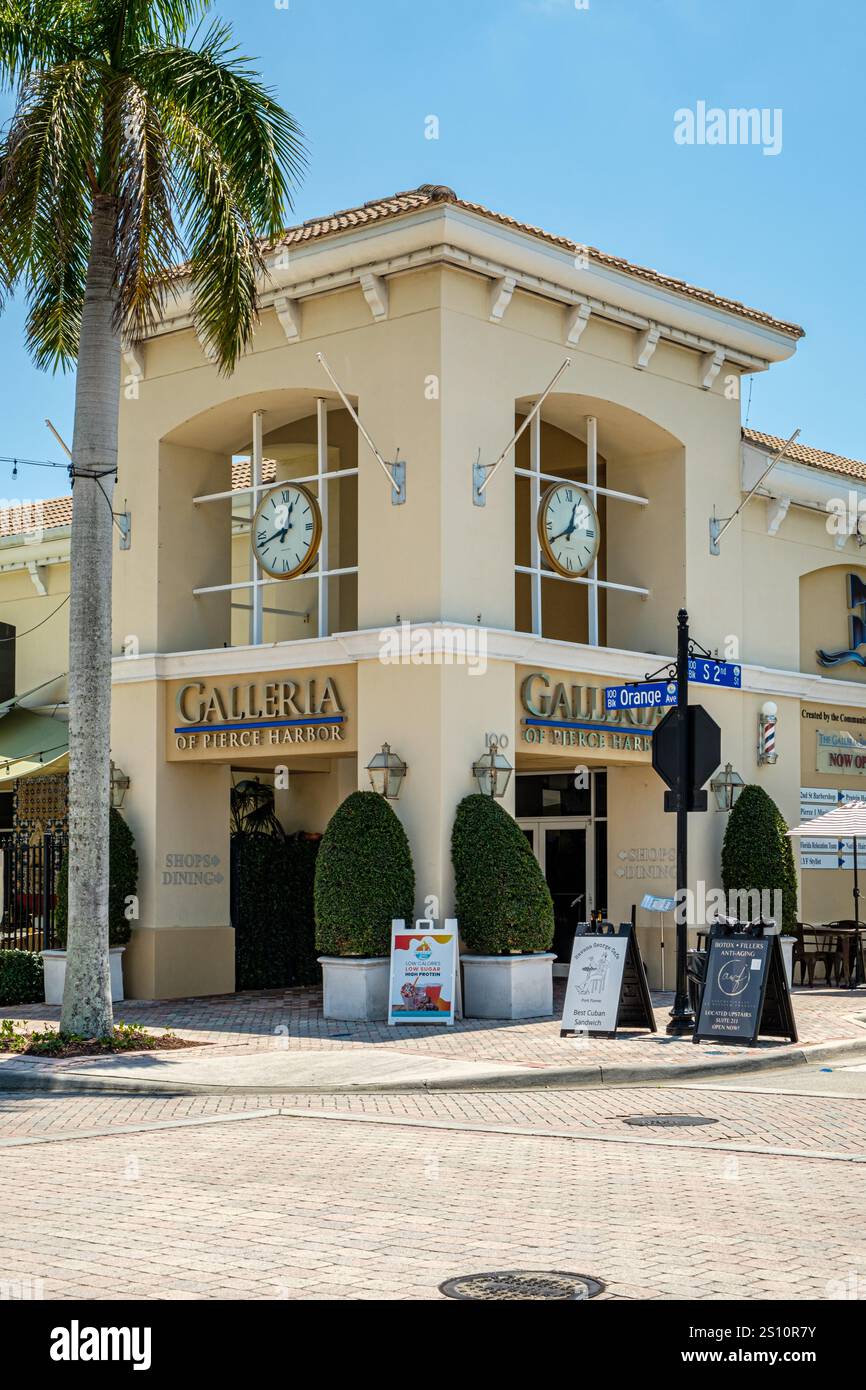 Galleria of pierce harbor shopping mall hi-res stock photography and ...