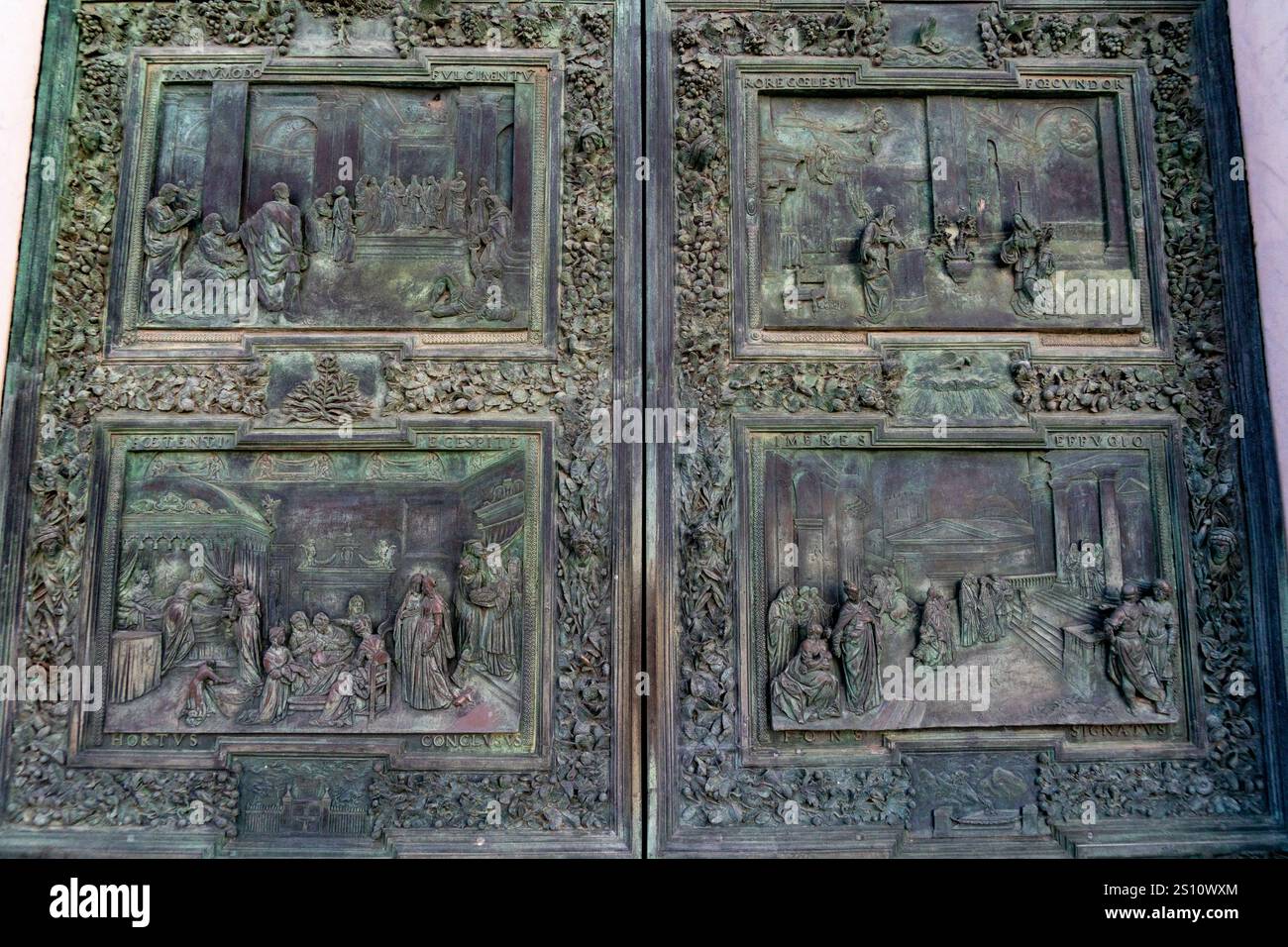 Detail of a main portal door of the Duomo of Pisa. Cast in bronze in ...