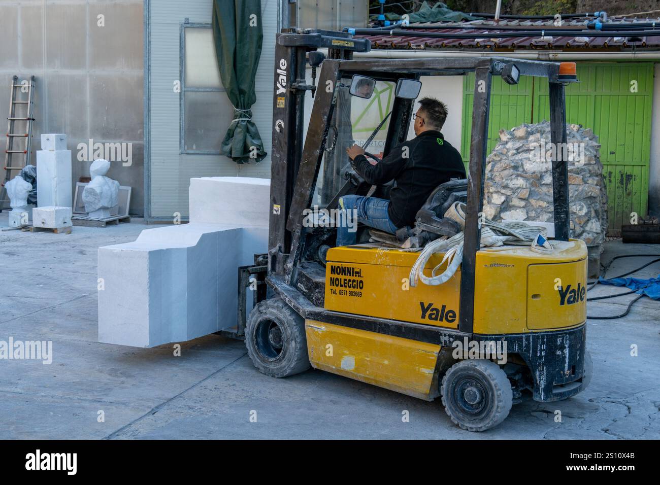 Moving block of marble with a forklift hi-res stock photography and ...