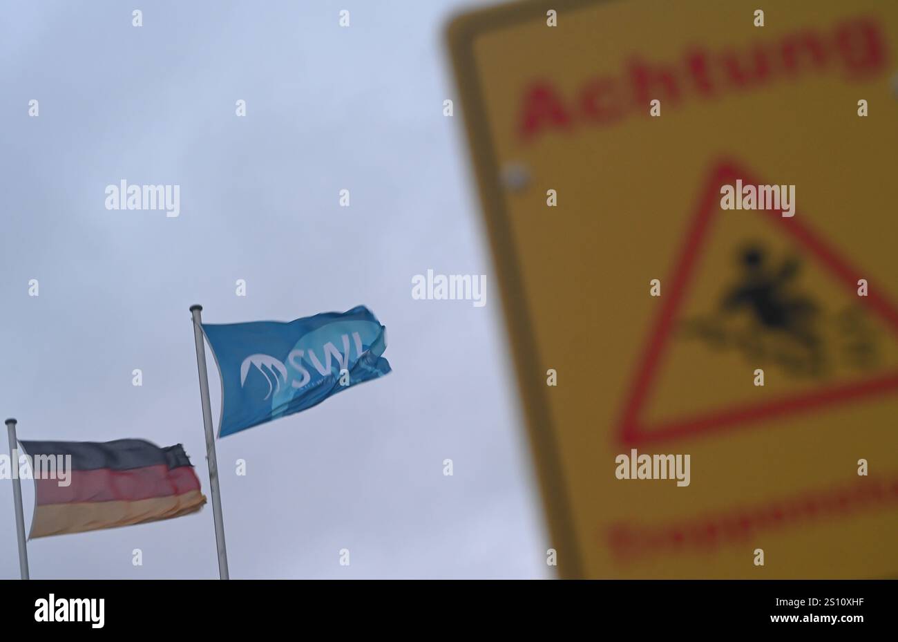 Leer, Germany. 30th Dec, 2024. A sign warns of the danger of falling ...