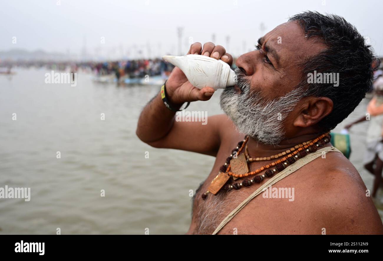 Prayagraj, Uttar Pradesh, India. 30th Dec, 2024. Prayagraj: A Devotee ...