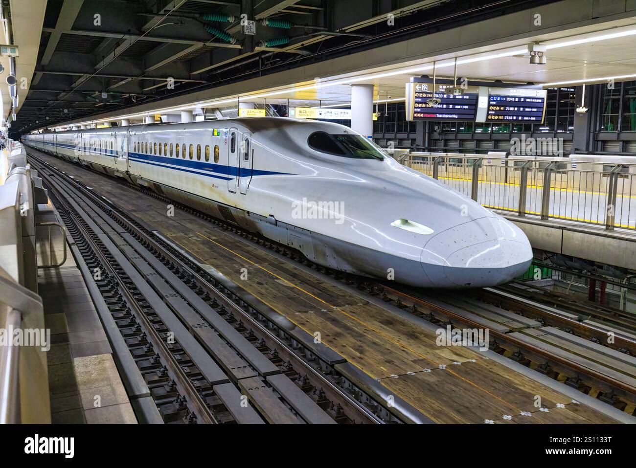E5 shinkansen hi-res stock photography and images - Alamy