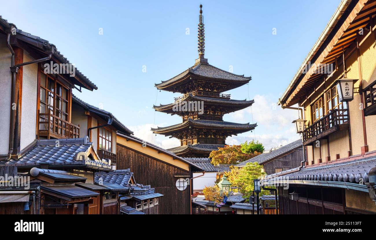 Kyoto, Japan. - 11.November 2024: Yasaka Pagoda view and Hokan-ji Temple from Yasaka Dori Street ...