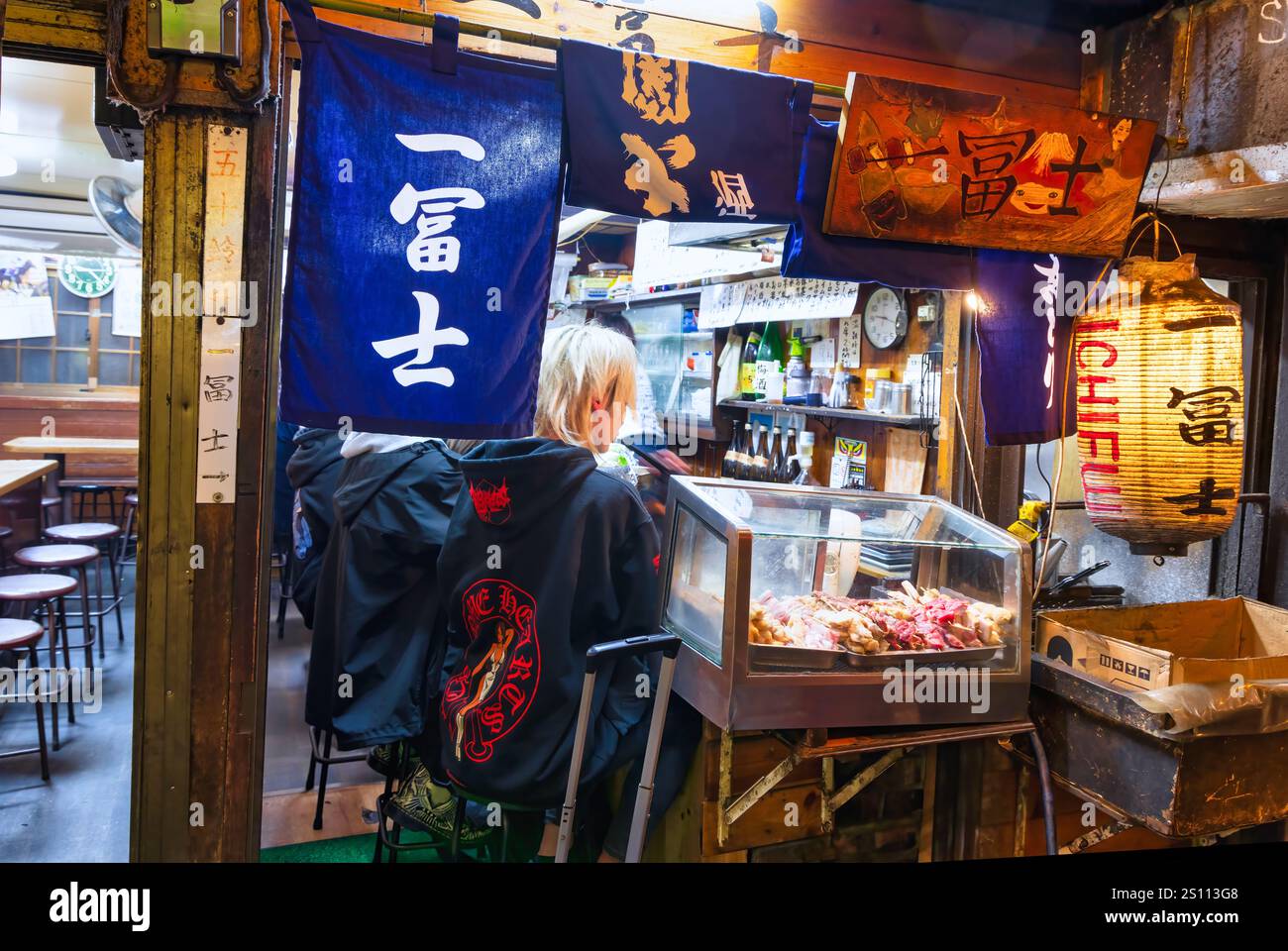 Tokio, Japan. - 1.November 2024: Kabukichō Ichiban-gai gate - Shinjuku ...
