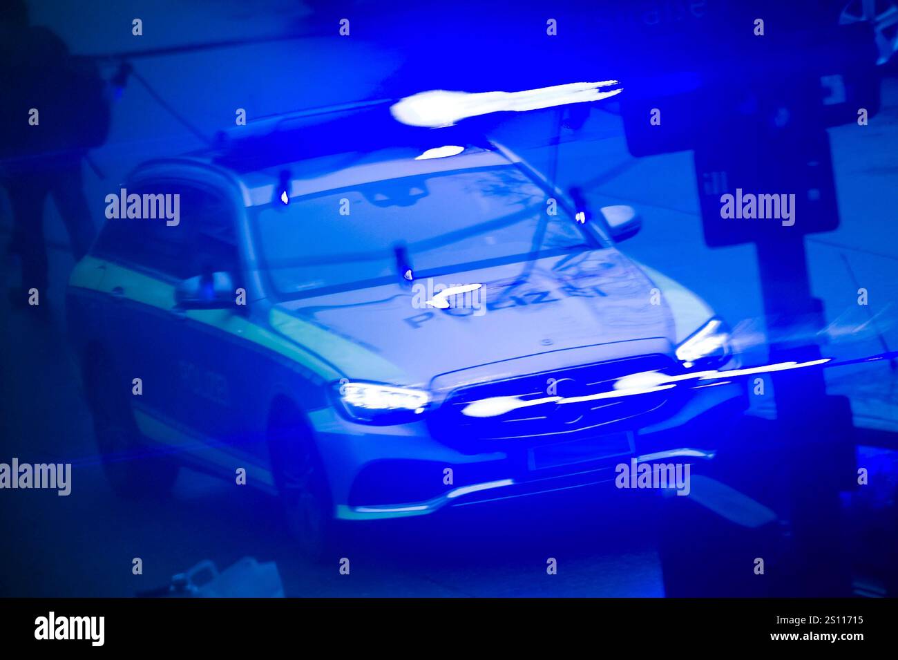 Blaulicht Blaulicht 20241230ad682 Einsatzfahrt Blaulichtfahrt Polizei ...