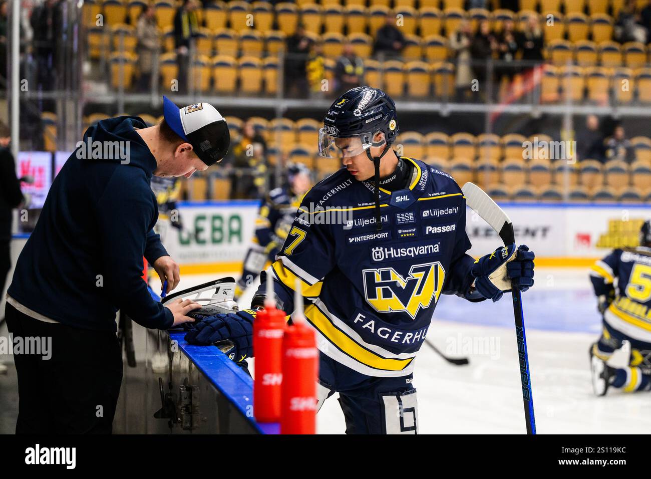 241230 HV71s Jonathan Ang under ishockeymatchen i SHL mellan HV71 och ...
