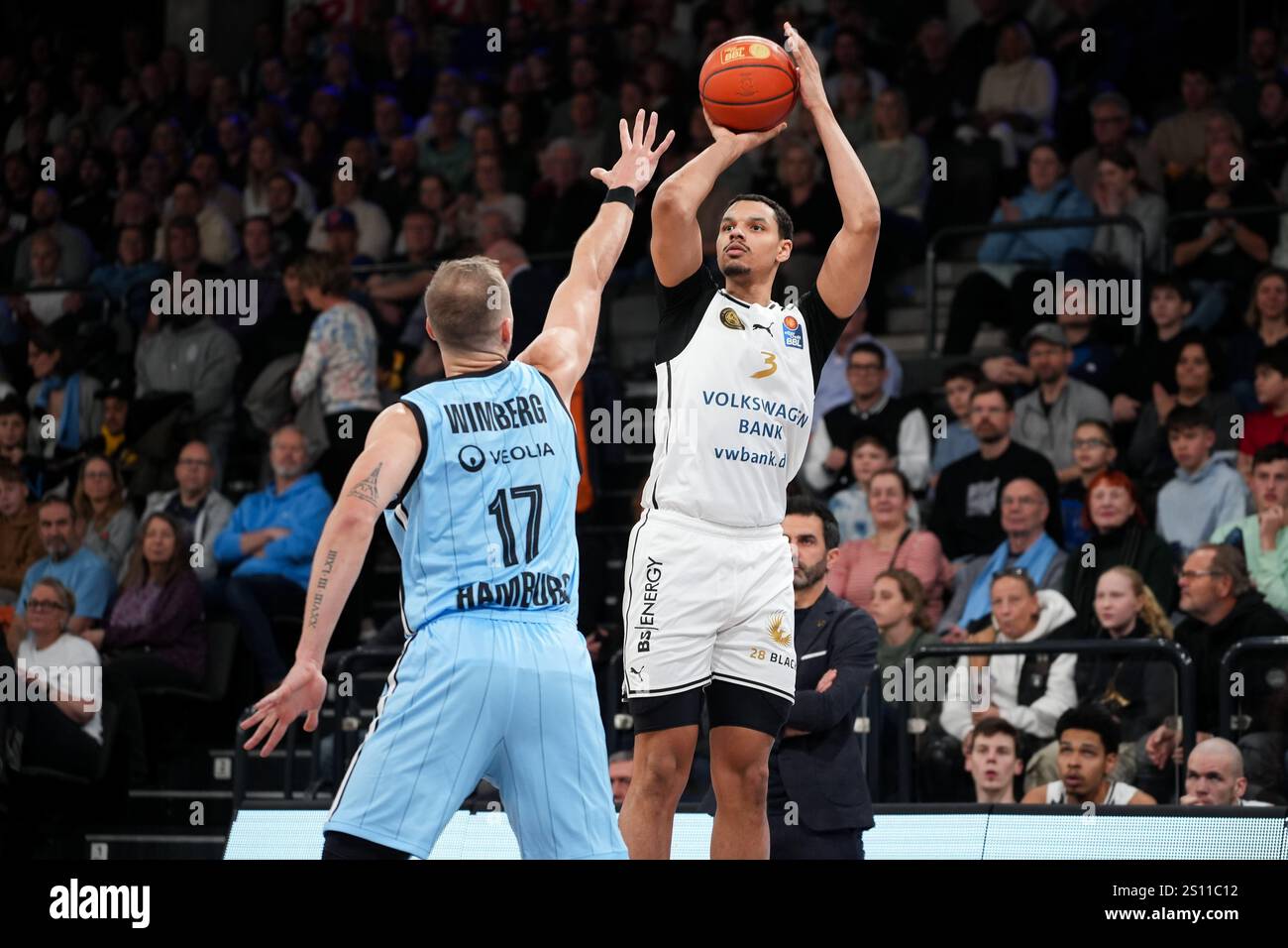 Tre Mitchell (Basketball Loewen Braunschweig, #03) beim Wurf, Niklas ...
