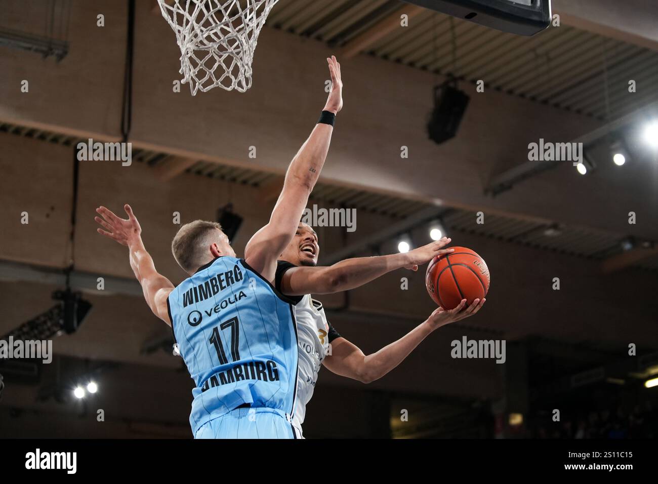 Tre Mitchell (Basketball Loewen Braunschweig, #03) beim Korbleger gegen ...