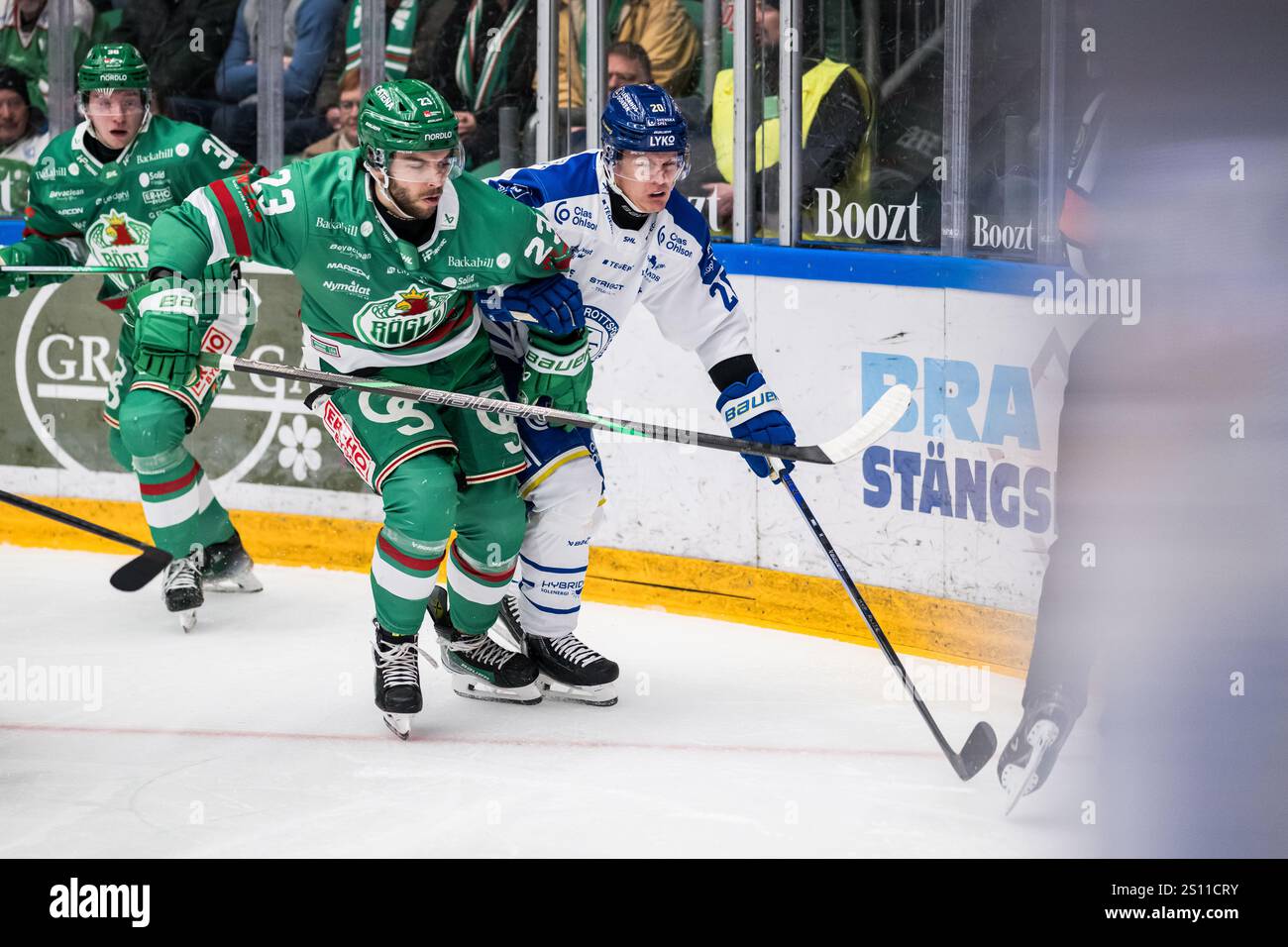 241230 Rögles Josh Dickinson och Leksands Axel Rindell under ishockeymatchen i SHL mellan Rögle ...
