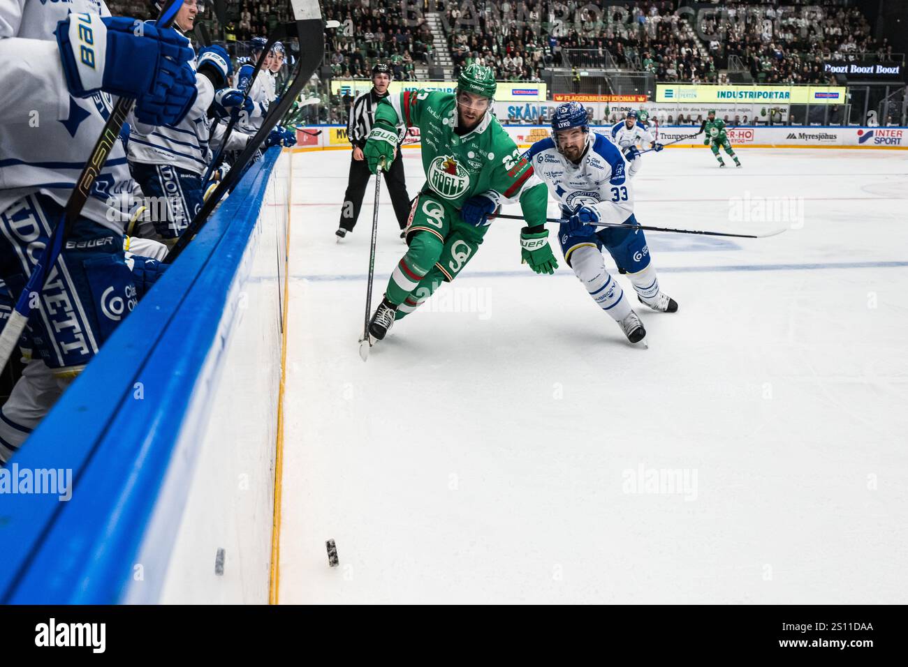 241230 Rögles Josh Dickinson och Leksands Eddie Larsson under ishockeymatchen i SHL mellan Rögle ...