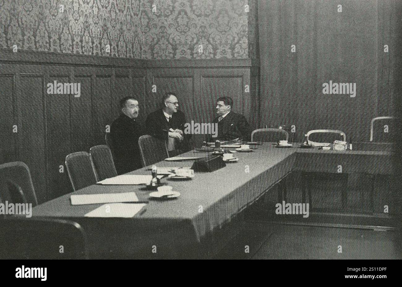 Erich Salomon Pünder Müller Meissner 1930 Stock Photo - Alamy
