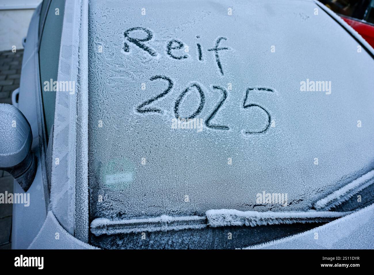 Eine PKW Frontscheibe die mit Reif überzogen ist. Deutschland, Baden ...