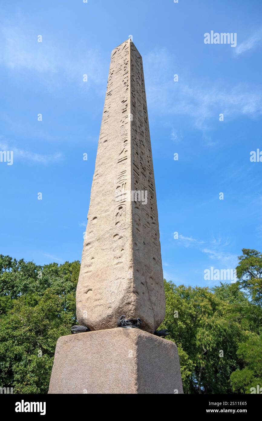 Cleopatra's Needle, ancient egyptian obelisk in Central Park, Manhattan ...