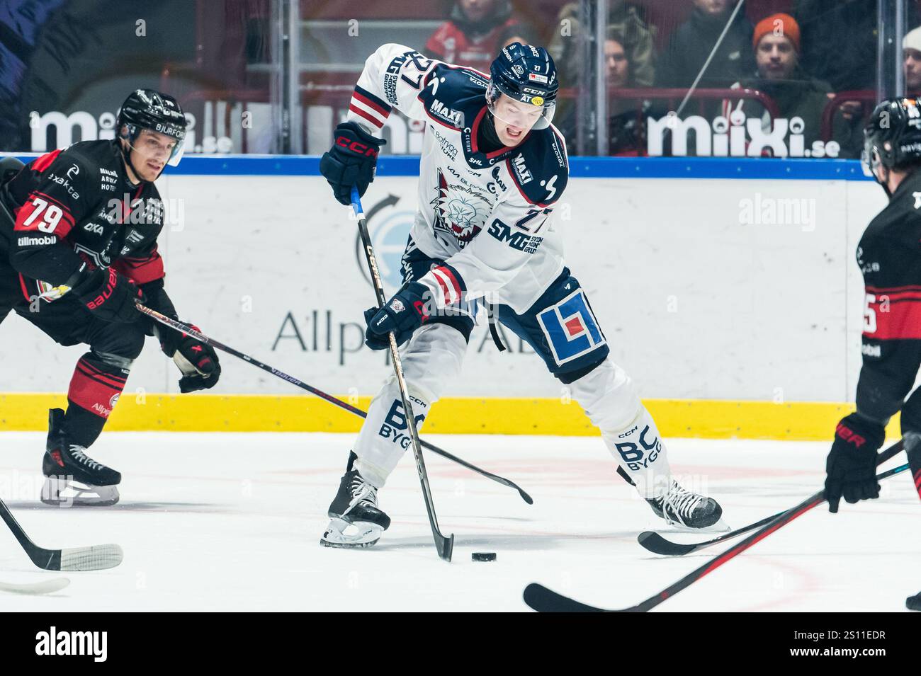 241230 Linköpings William Worge Kreu och Malmö Redhawks Jakub Galvas under ishockeymatchen i SHL ...