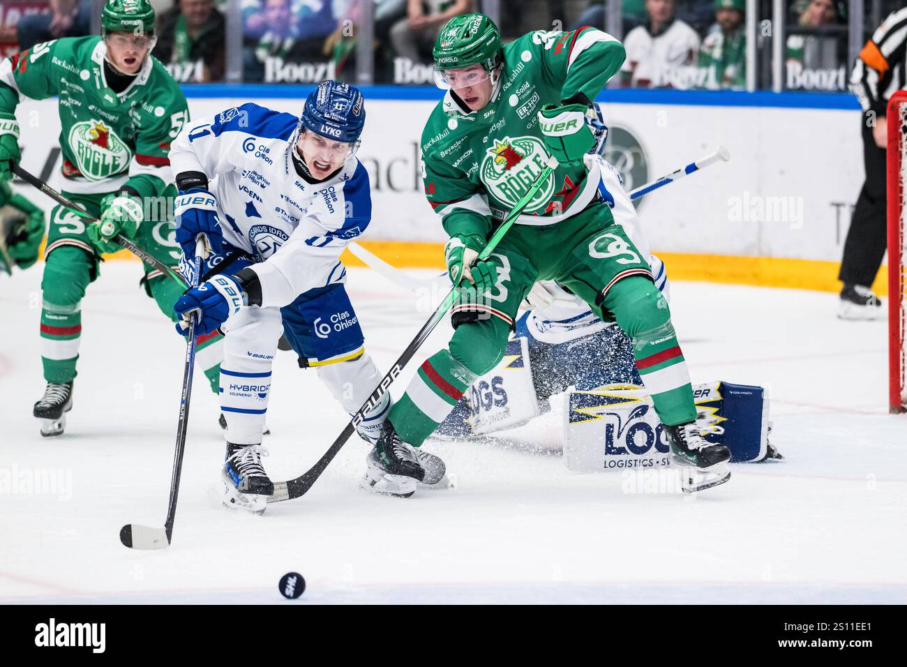 241230 Leksands Martin Karlsson och Rögles Axel Smeds under ishockeymatchen i SHL mellan Rögle ...