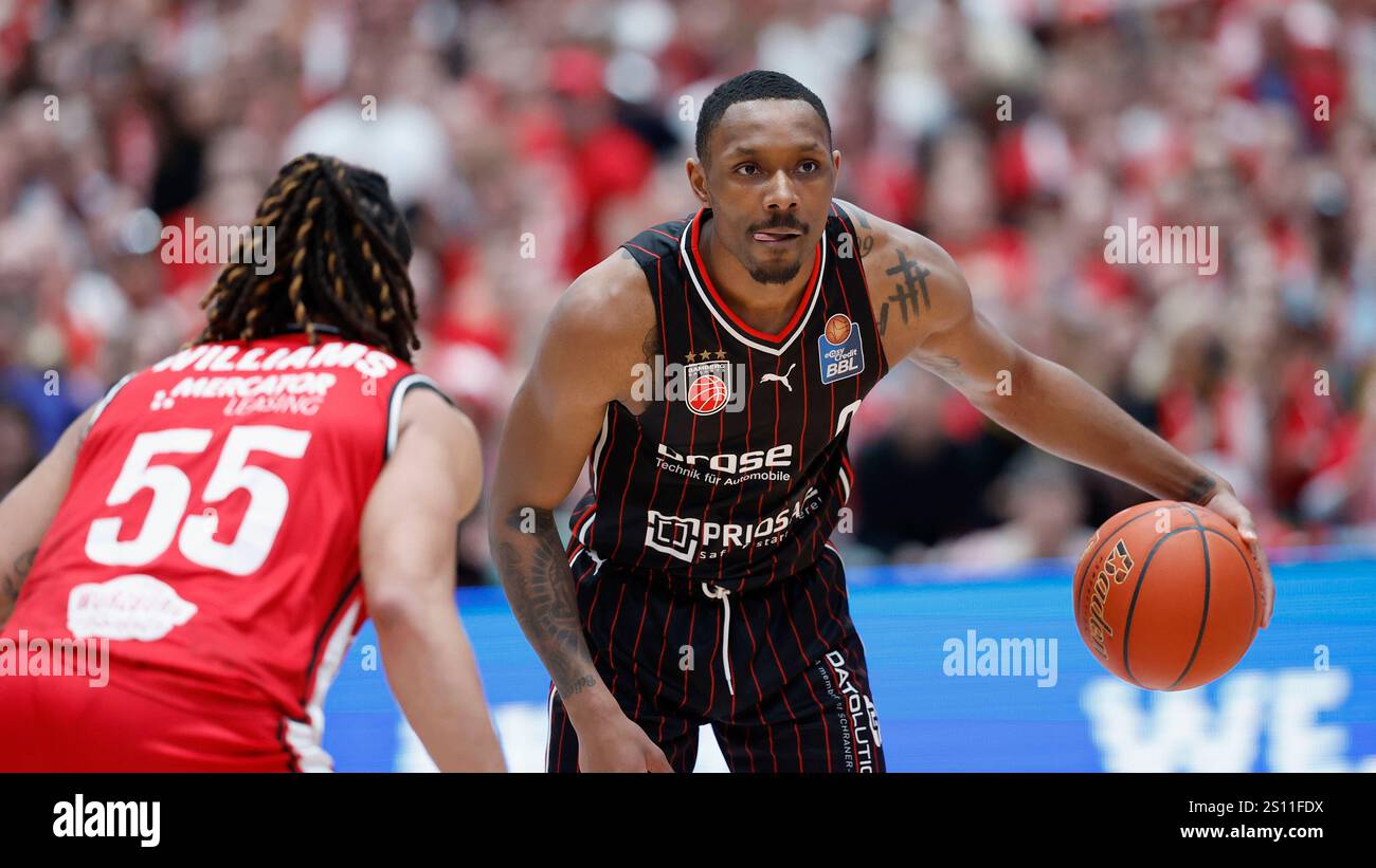 Wuerzburg, Deutschland. 30th Dec, 2024. v.l. Tyrese Williams (Wuerzburg ...