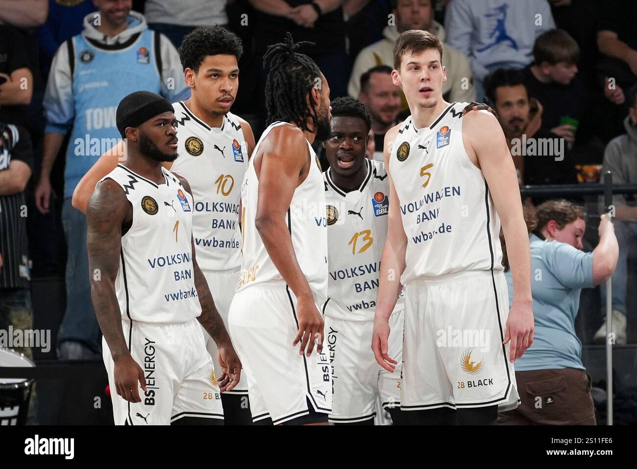 Hamburg, Deutschland. 30th Dec, 2024. Braunschweiger beim Huddle, TJ Crockett (Basketball Loewen ...