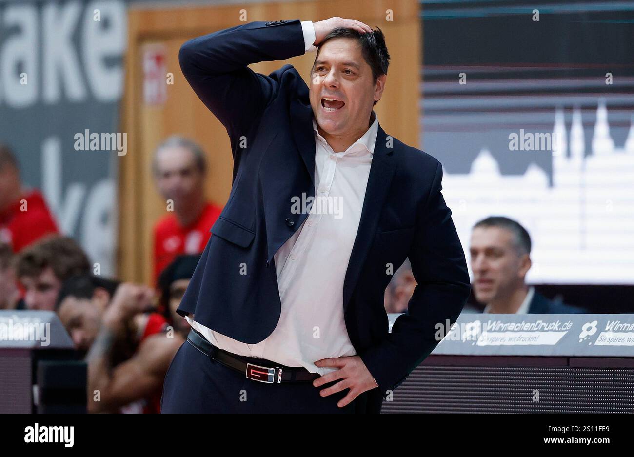 v.l. Head-Coach Sasa Filipovski (Wuerzburg Baskets), 30.12.2024 ...