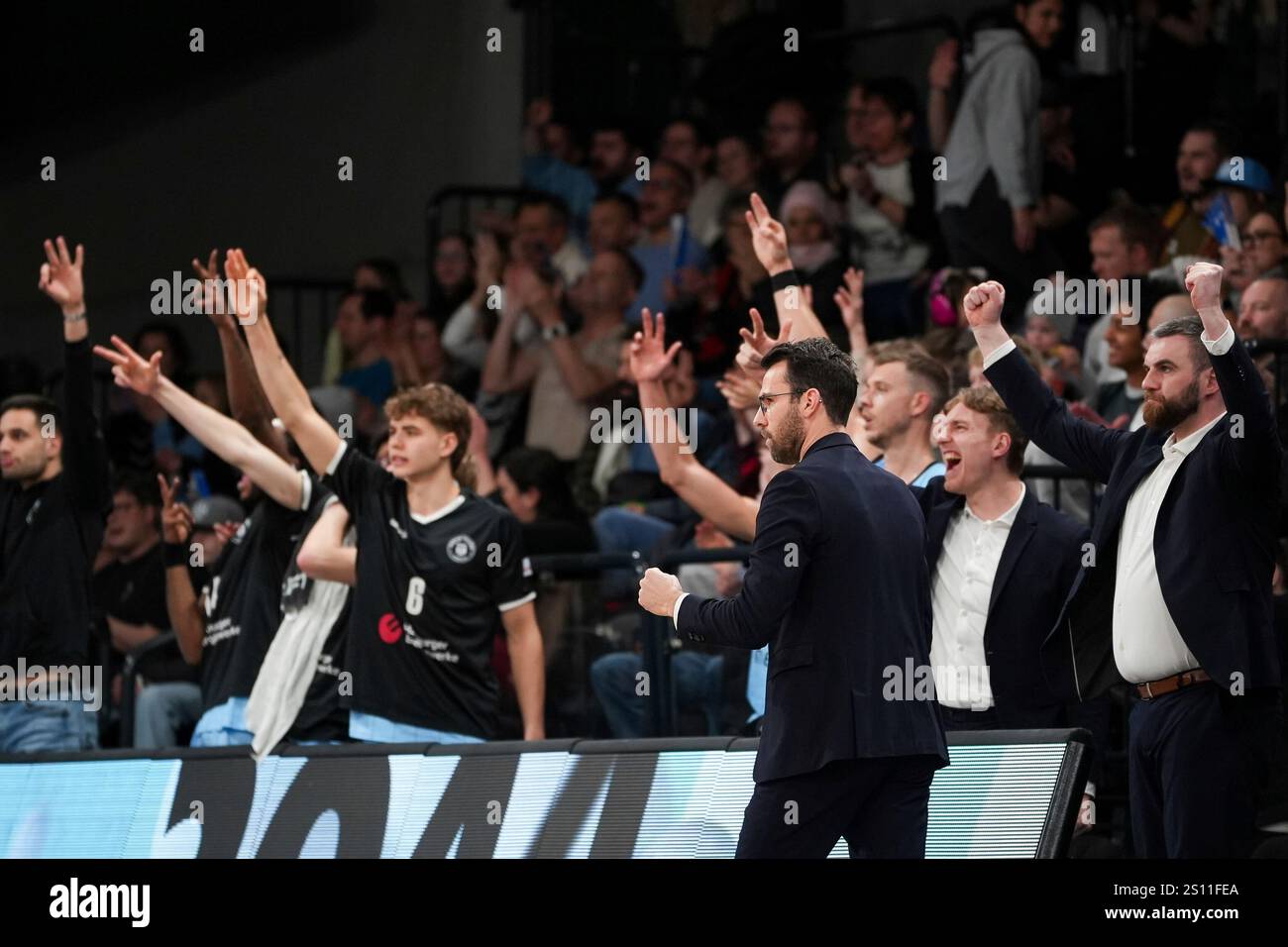 Hamburg, Deutschland. 30th Dec, 2024. Veolia Towers Hamburg Bank jubelt/Jubel, Benka Barloschky ...