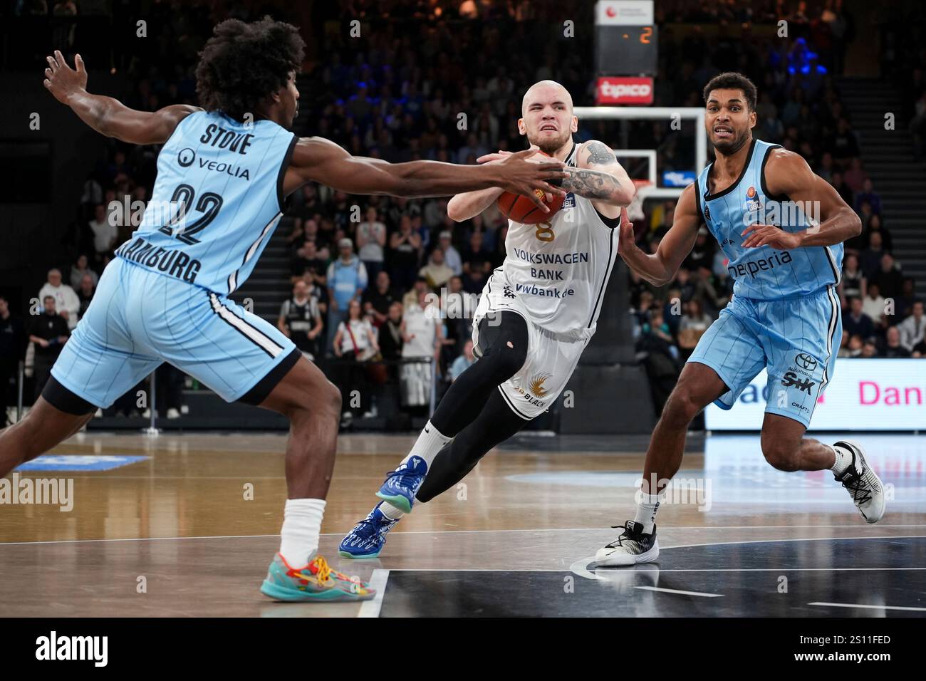 Hamburg, Deutschland. 30th Dec, 2024. Arnas Velicka (Basketball Loewen Braunschweig, #08) setzt ...