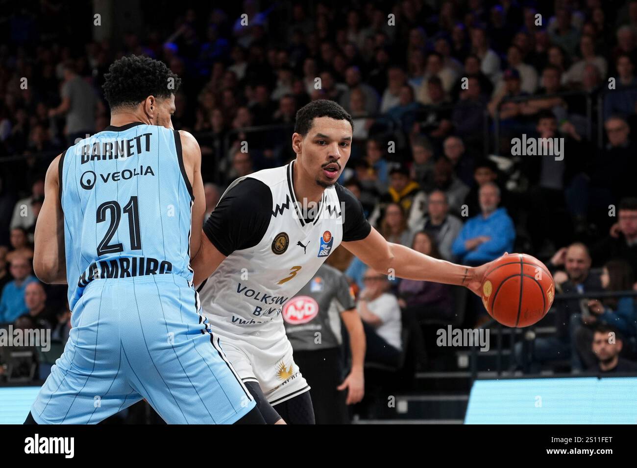 Hamburg, Deutschland. 30th Dec, 2024. Tre Mitchell (Basketball Loewen ...