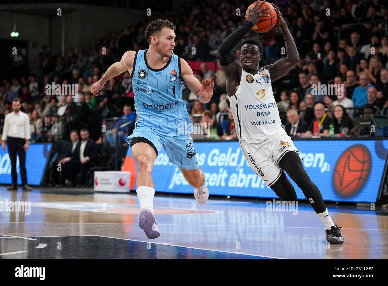 Barra Njie (Basketball Loewen Braunschweig, #13) im Dribbling gegen Brae Ivey (Veolia Towers ...