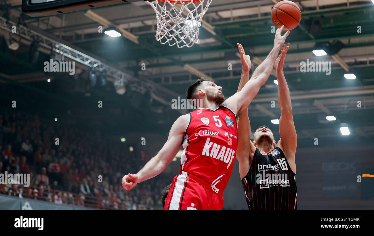 Im Bild: v.li. Owen Klassen (Wuerzburg Baskets, 5) gegen Filip Stanic ...