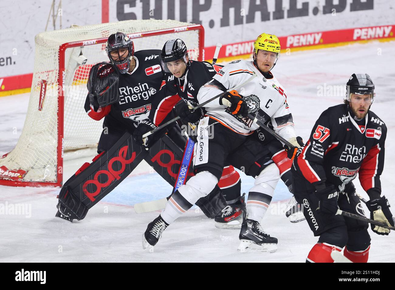 Elias Lindner (Koeln) im Zweikampf mit Reid McNeill (Frankfurt) Koelner ...