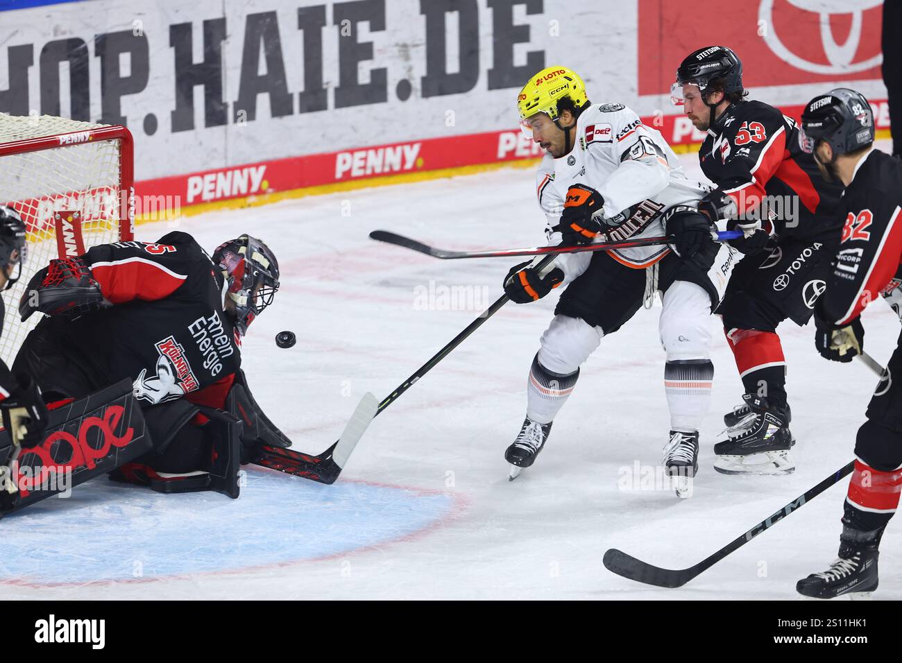Torschuss von Cameron Brace (Frankfurt) im Zweikampf mit Adam Almquist ...