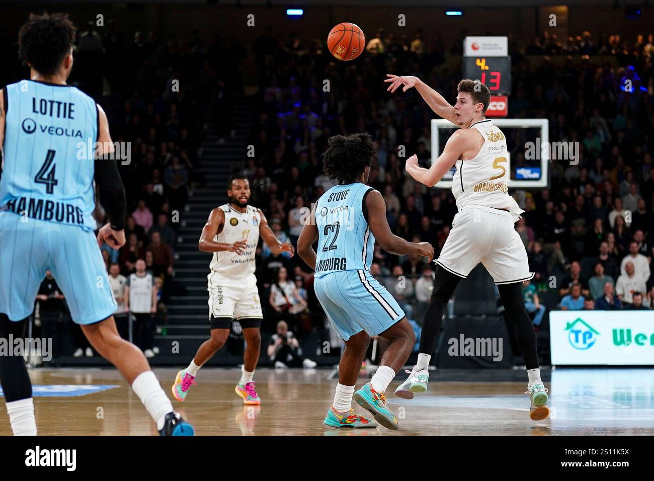 Hamburg, Deutschland. 30th Dec, 2024. Luka Scuka (Basketball Loewen Braunschweig, #05) Passspiel ...