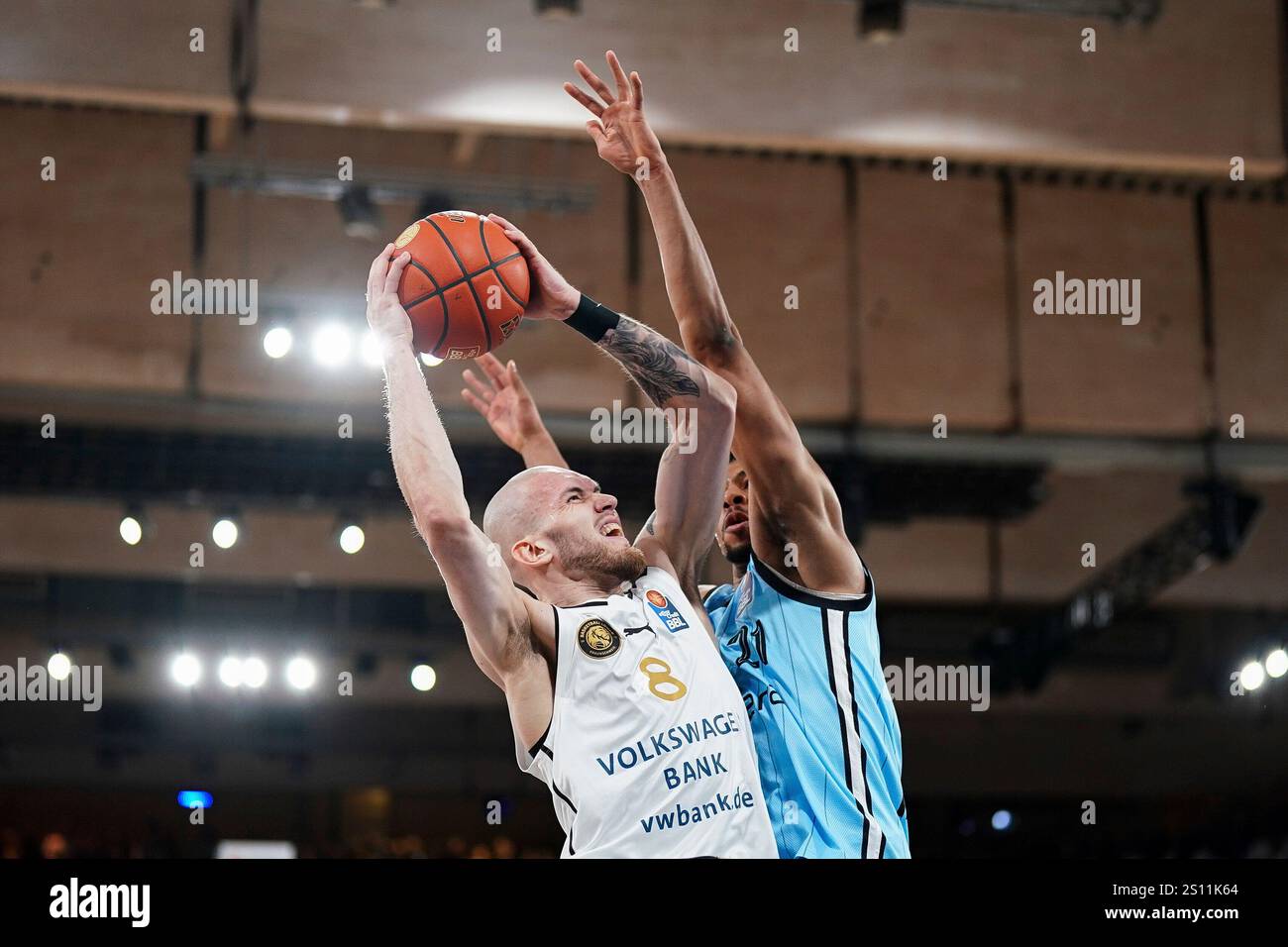 Hamburg, Deutschland. 30th Dec, 2024. Arnas Velicka (Basketball Loewen Braunschweig, #08) gegen ...