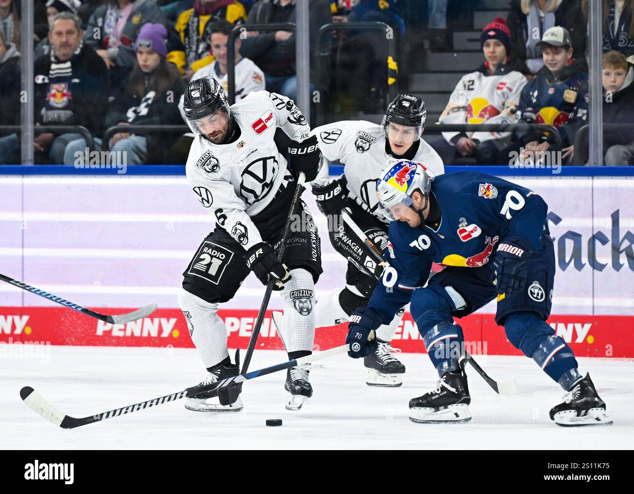 Munich, Germany. 30th Dec, 2024. Ice hockey: DEL, EHC Red Bull Munich ...
