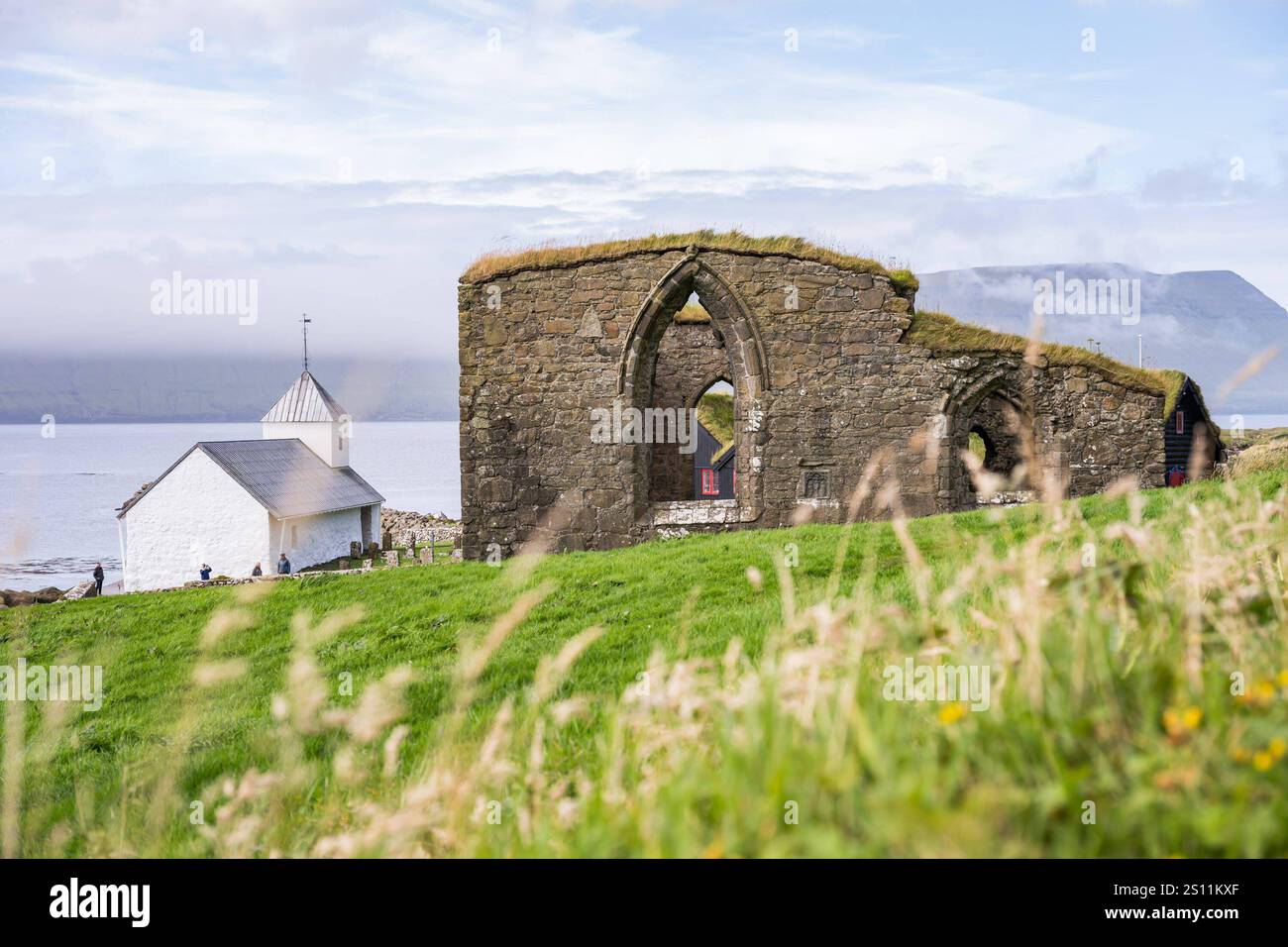 Kirkjuboar kirkja und Ruine des Magnus-Doms *** Kirkjuboar kirkja and ...