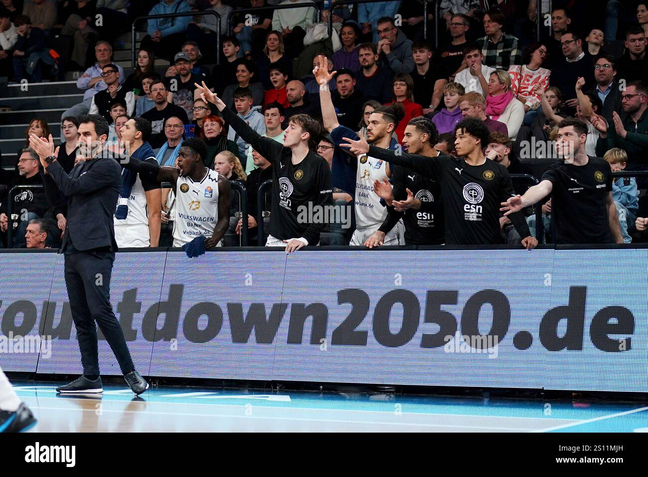 Hamburg, Deutschland. 30th Dec, 2024. Braunschweiger Bank jubelt/Jubel, Jesus Ramirez ...