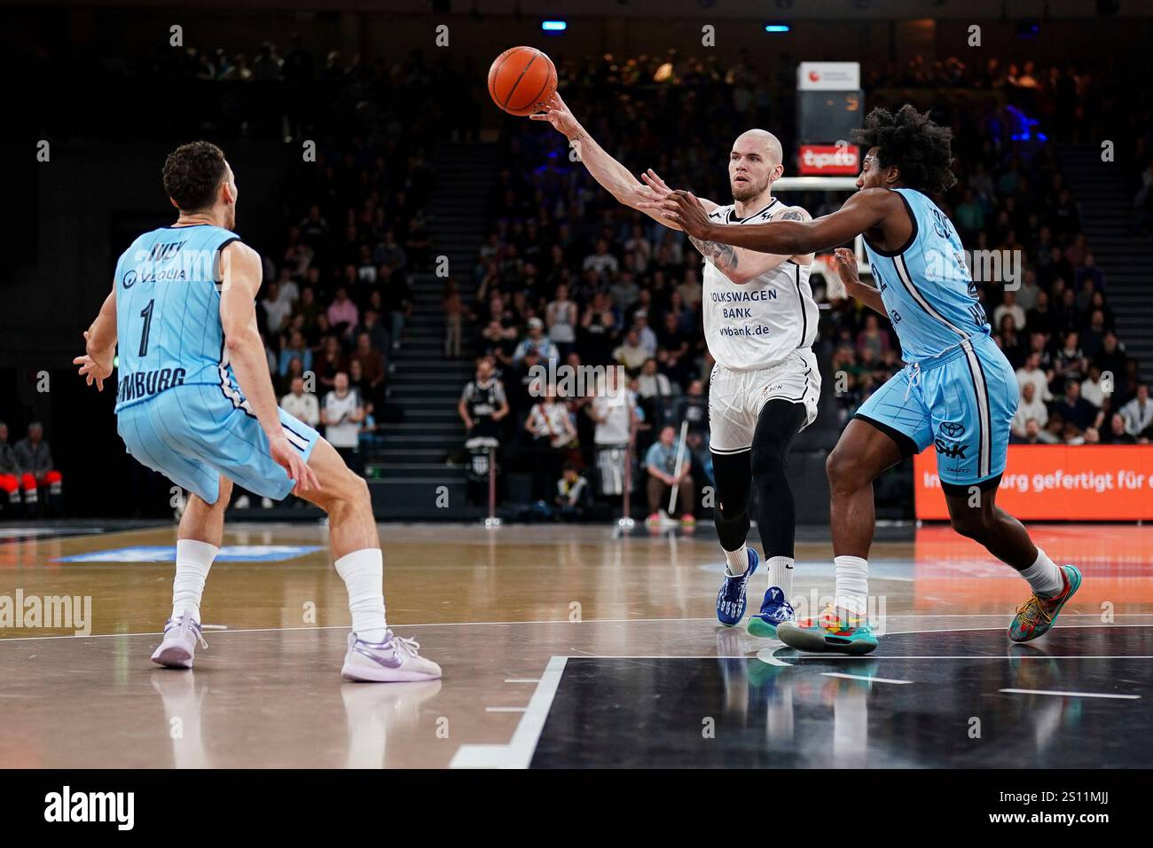 Hamburg, Deutschland. 30th Dec, 2024. Arnas Velicka (Basketball Loewen Braunschweig, #08) Pass ...