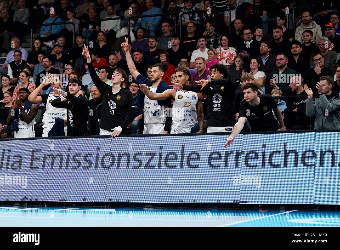 Hamburg, Deutschland. 30th Dec, 2024. Braunschweiger Bank jubelt/Jubel, GER, Veolia Towers ...