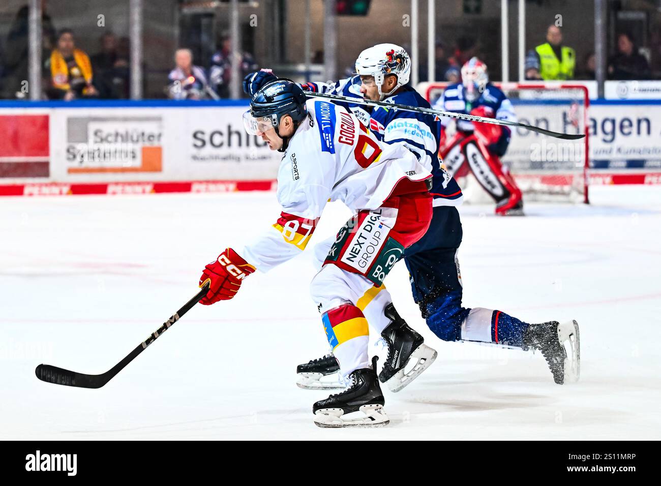 Philip Gogulla (Duesseldorfer EG, #87) Colin Ugbekile (Iserlohn ...
