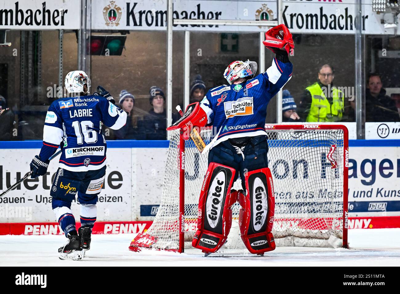 Andreas Andy Jenike (Iserlohn Roosters, #92) hält den Puck vor Hubert ...