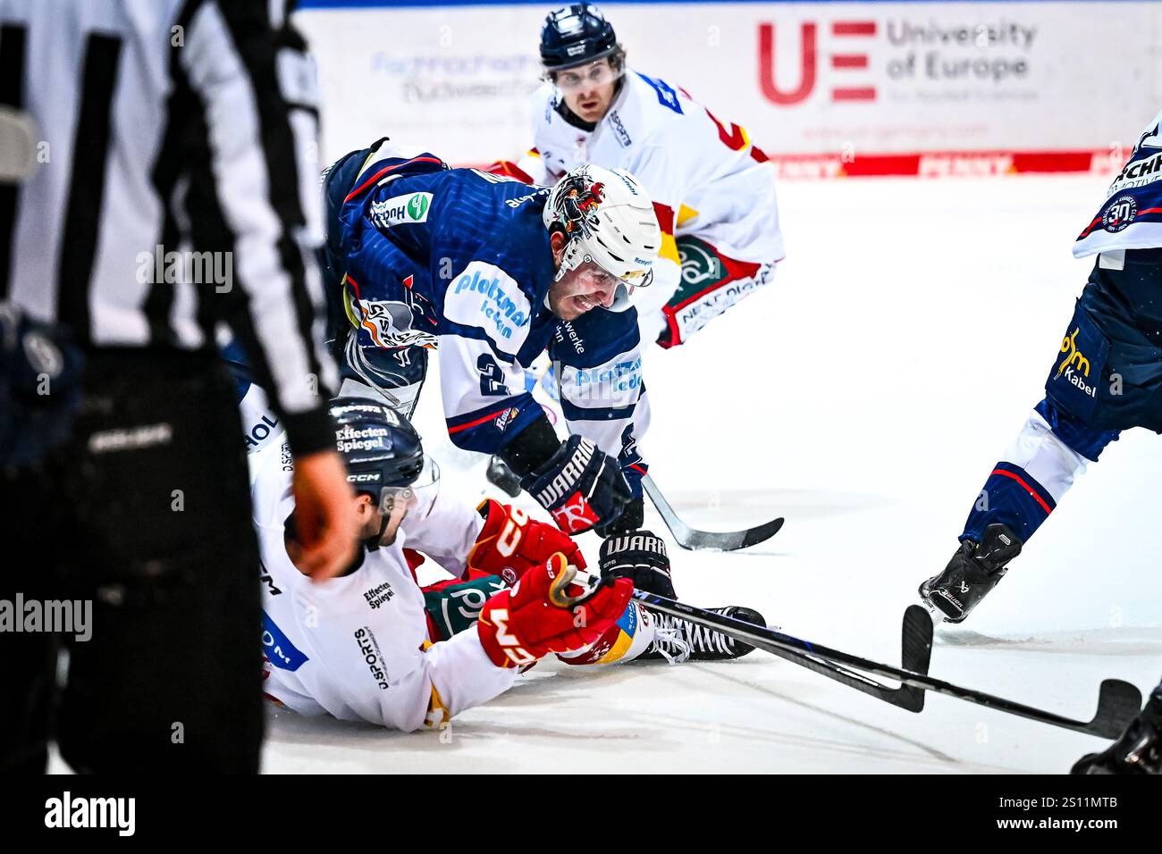 Zach Osburn (Iserlohn Roosters, #2) checkt Justin Richards ...