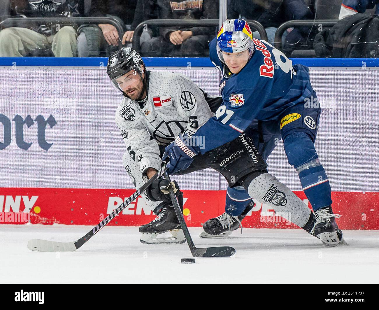 Muenchen, Deutschland. 30th Dec, 2024. Kampf um den Puck/Zweikampf ...