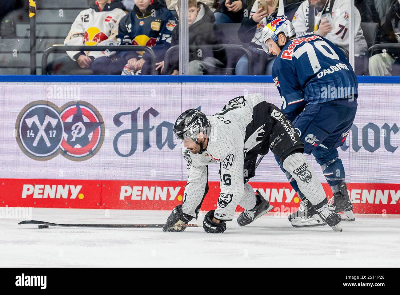 Muenchen, Deutschland. 30th Dec, 2024. Kampf um den Puck/Zweikampf ...