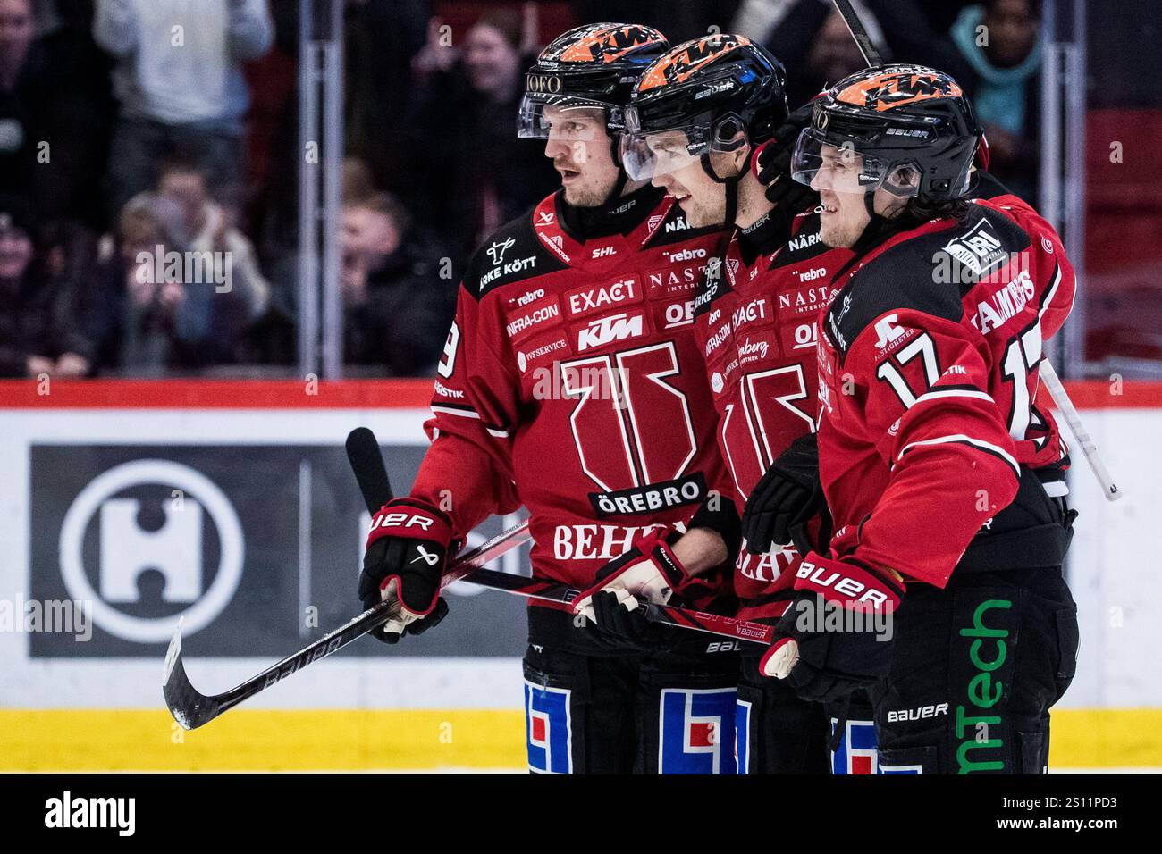 241230 Örebros Filip Berglund jublar med Patrik Karlkvist och William ...