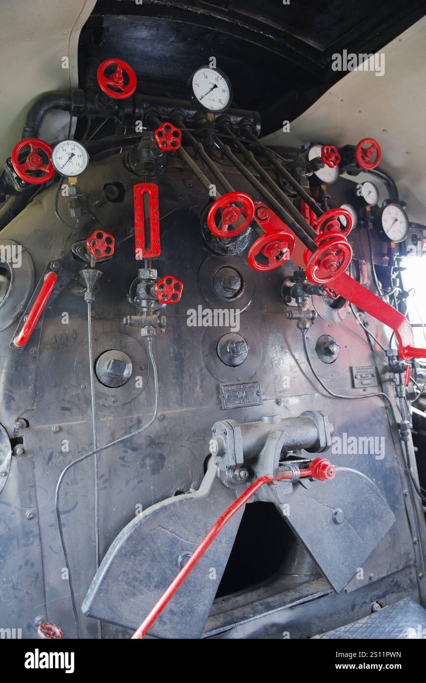 Examining steam engines hi-res stock photography and images - Alamy