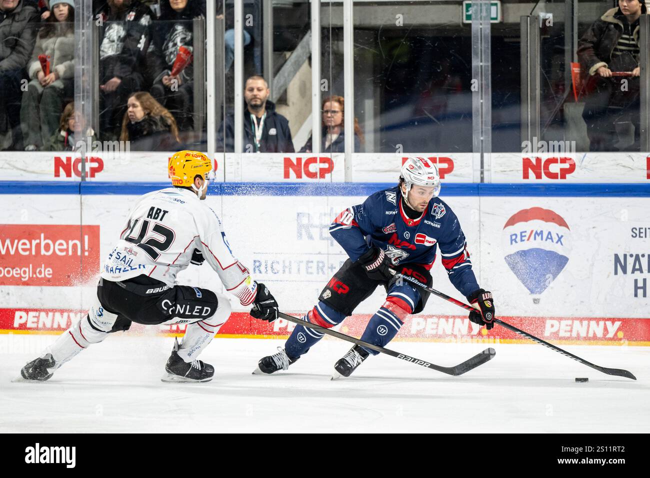 Matthew Abt (42, Fischtown Pinguins Bremerhaven, BHV ) Evan Barratt (10 ...