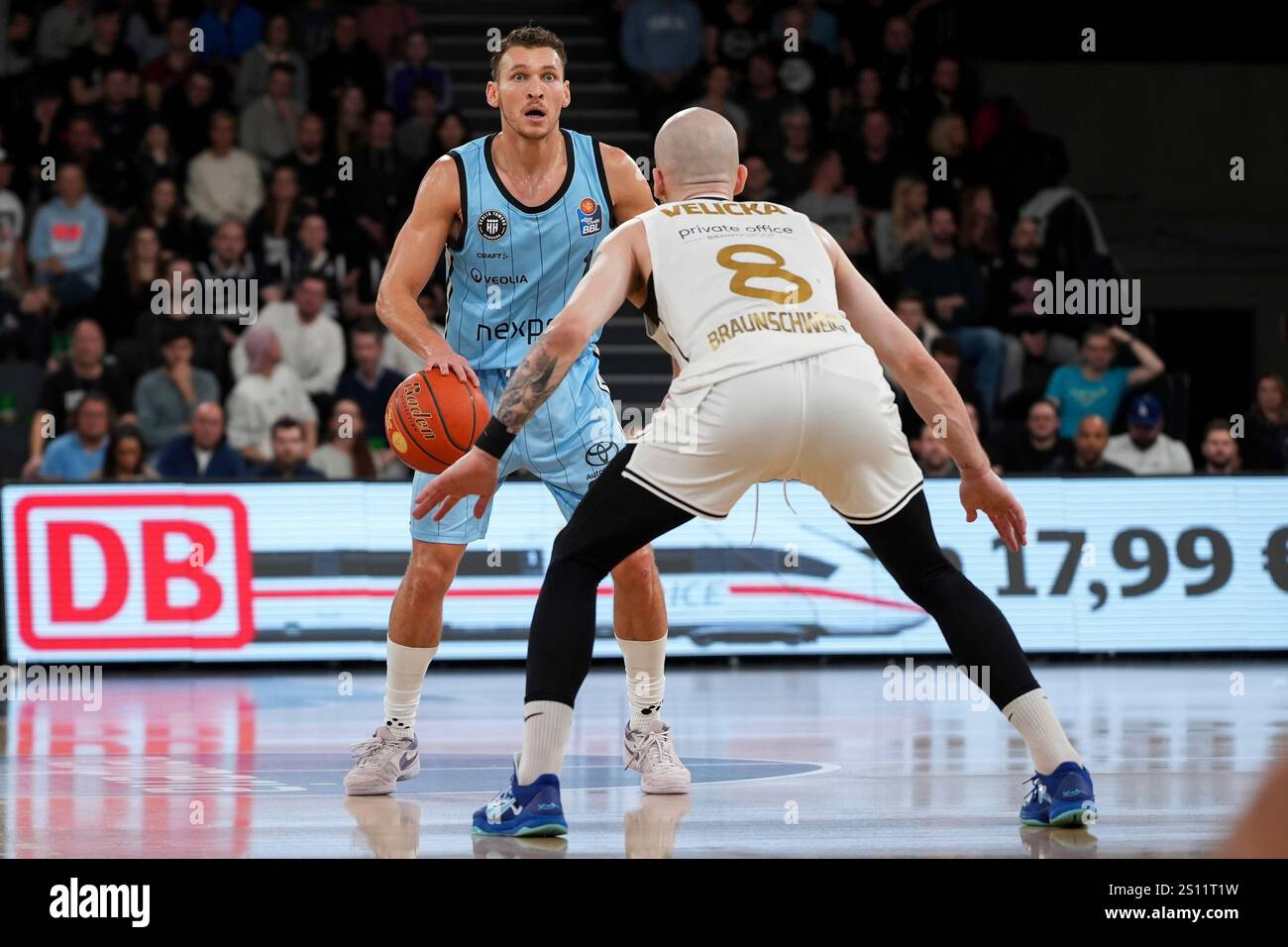 Hamburg, Deutschland. 30th Dec, 2024. Brae Ivey (Veolia Towers Hamburg, #01) im Dribbling gegen ...