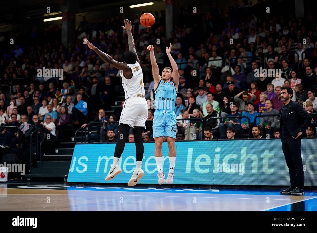 Hamburg, Deutschland. 30th Dec, 2024. Brae Ivey (Veolia Towers Hamburg, #01) beim Wurf, TJ ...