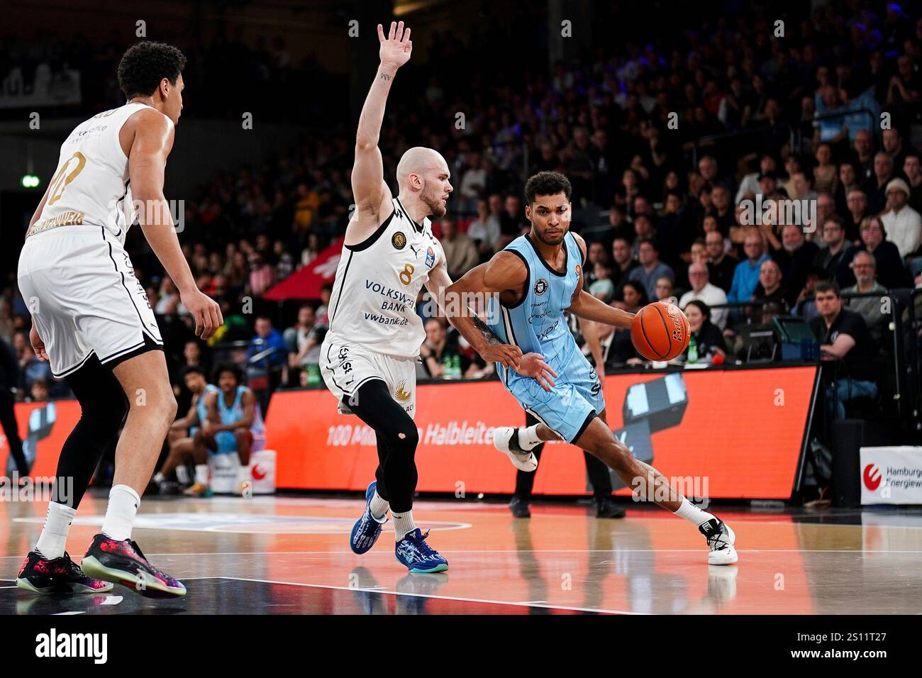 Hamburg, Deutschland. 30th Dec, 2024. Kenneth Ogbe (Veolia Towers Hamburg, #25) im Dribbling ...