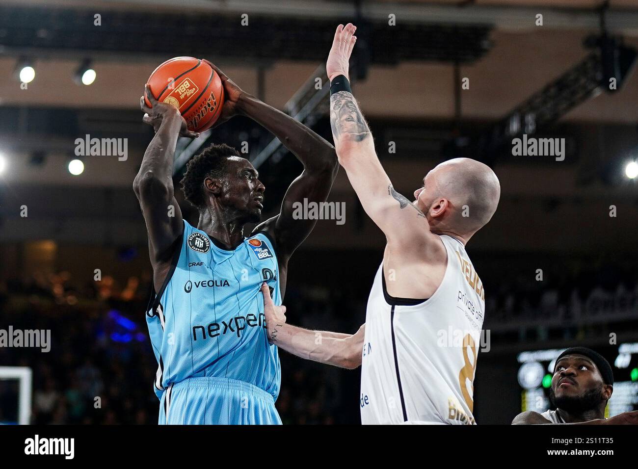 Hamburg, Deutschland. 30th Dec, 2024. Kur Kuath (Veolia Towers Hamburg, #23) im Zweikampf mit ...